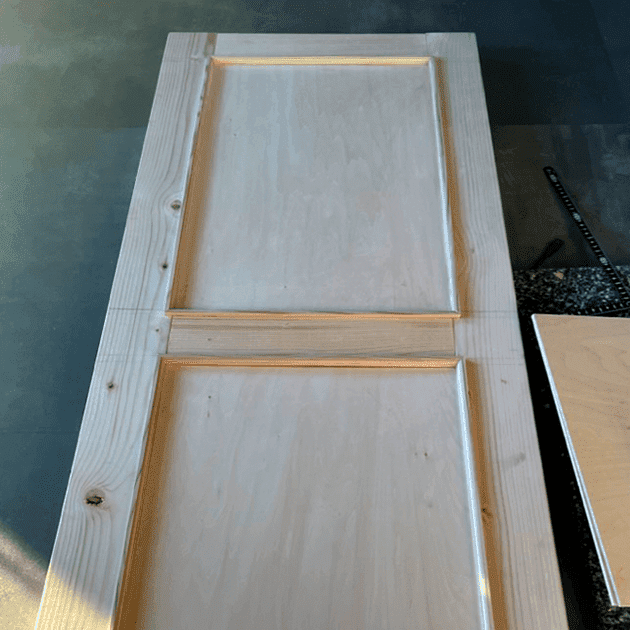 2×4材で作る：簡単なカスタムドアの作り方